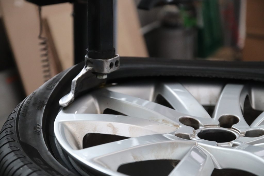 Pneu crevé que faire : voici nos conseils